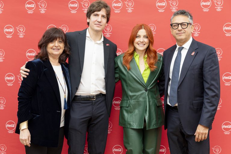 Coca-Cola dà il via al viaggio della fiamma olimpica di Milano-Cortina ...