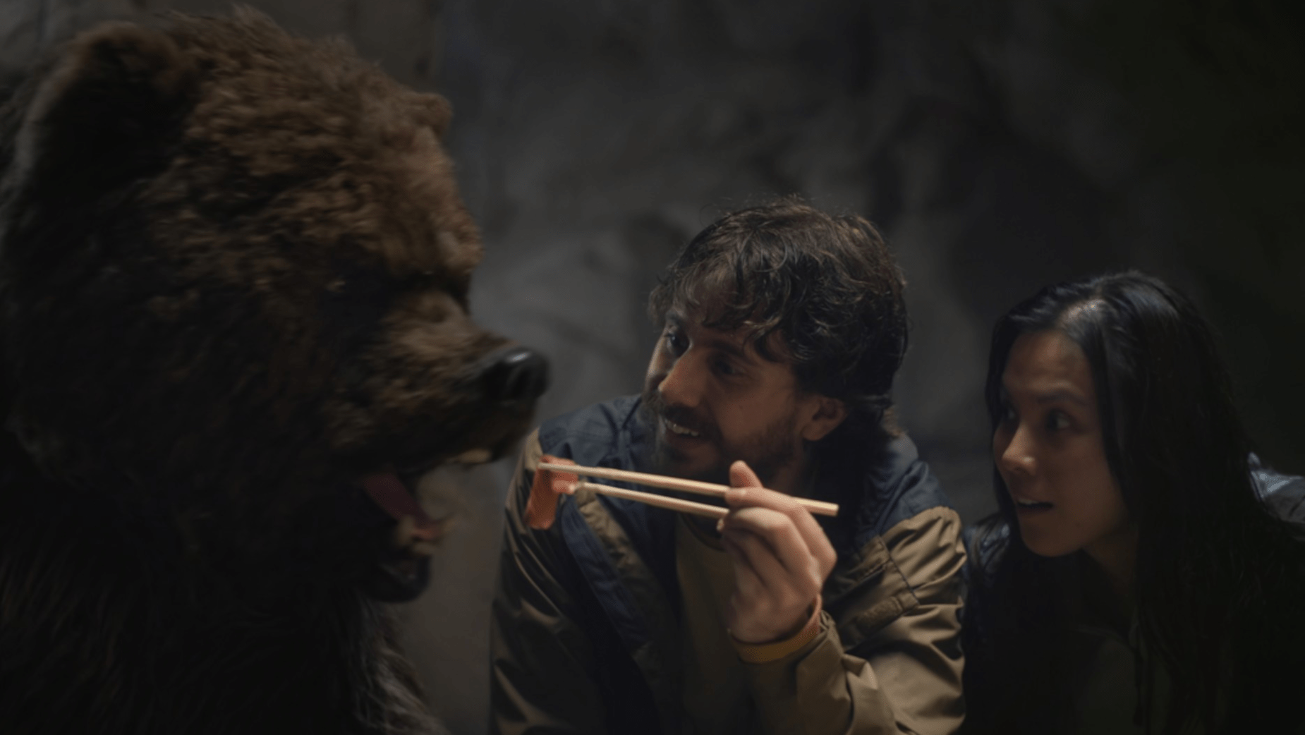 Da orso affamato a ospite perfetto: la nuova campagna di Deliveroo ...